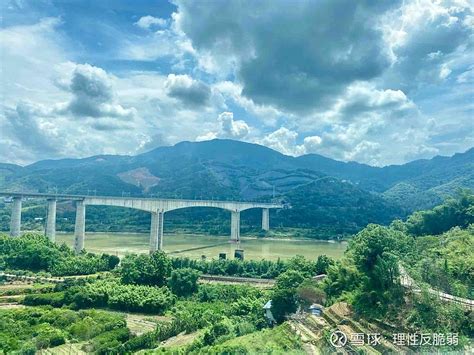 从福州回杭州的高铁上路过延平山高水美高铁上播起了哀牢山的褚橙上了拼多多的百亿补贴七天卖了七十万单不知道当地的 雪球