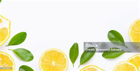 신선한 레몬과 잎이 흰색으로 분리 된 조각으로 만든 프레임 건강한 생활방식에 대한 스톡 사진 및 기타 이미지 건강한 생활방식