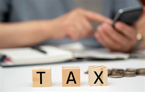 영수증을 정리하는 남성 세금 연말정산 컨셉 유토이미지 상세페이지 베이직샵 사진 22506511