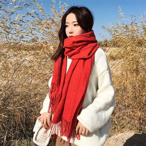 四五十岁的女人，多戴“3种颜色”的围巾，洋气耐看显高级！ 围巾 驼色 蓝色 新浪新闻