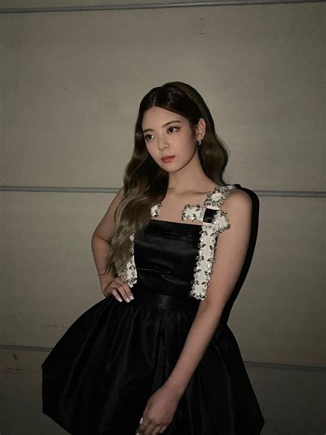 Pin Oleh Sakhumzi Thozamile Di ITZY Gadis Cantik Gadis Lagu Pernikahan