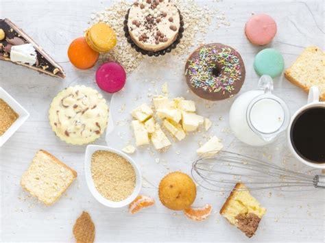 Сладости на столе с молоком и чашкой кофе обои для рабочего стола картинки фото