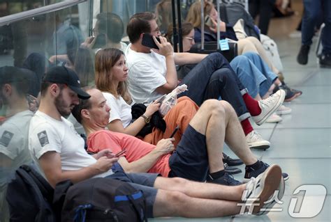 하염없이 열차 기다리는 파리 시민들 뉴스1