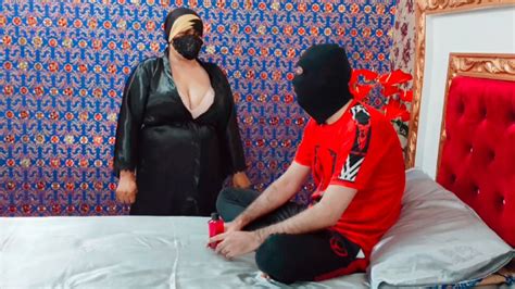 Nach Einer Ganzkörper Ölmassage Bat Ich Den Jungen Der Mich Massiert Hatte Zu Befriedigen Sex