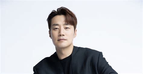 15년 동안 그린 그림 모았더니화가 변신한 배우 이희준 본캐부캐