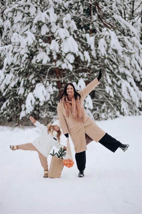 Зимняя фотосессия в лесу мама и дочка Фотосессия Зимняя семейная фотография Семейные фотосессии