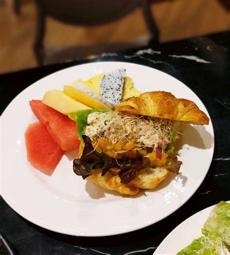 芒果沙沙配蟹肉沙律配牛角包 香港九龍灣的Cafe Wellcome x BBQ Place OpenRice 香港開飯喇