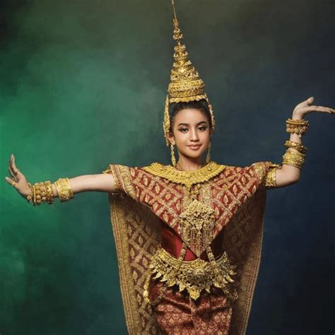 ព្រះនាងតូច នរោត្តម ជេនណា ច្រៀងយ៉ាងពីរោះក្នុងឈុតប្រពៃណីខ្មែរ ក្នុងកម្មវិធីមួយរៀបចំនៅឯប្រទេសចិន