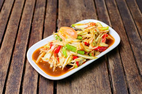 나무 배경에 소금에 절인 게와 발효 생선을 곁들인 매운 파파야 샐러드 0명에 대한 스톡 사진 및 기타 이미지 0명 건강한 생활방식 건강한 식생활 Istock