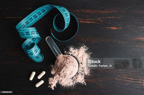 초콜릿 유청 단백질 분리 스쿱 아미노산 크레아틴 및 측정 테이프의 흰색 캡슐 어두운 나무 판에 보디 빌딩 식품 보조제 가루로 빻은에 대한 스톡 사진 및 기타 이미지 Istock