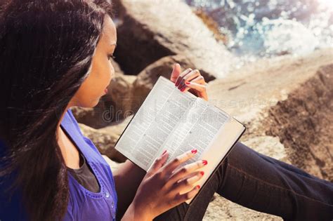 比赛高清图片 小女孩在户外研读圣经 小女孩在户外研读圣经图片免费下载 5089975101 千图网pro