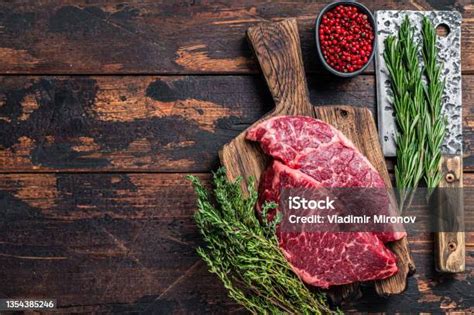 원시 덴버는 고기 칼로 정육점에 검은 앵거스 쇠고기 스테이크를 잘라 어두운 나무 배경 맨 위 보기입니다 복사 공간 소고기에 대한 스톡 사진 및 기타 이미지 Istock