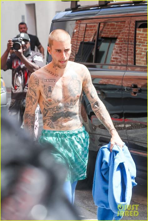 Justin Bieber Goes Shirtless While Out In Beverly Hills With Friends Photo Justin