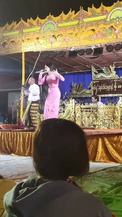 စင်ပေါ်ကနေ အားပါးတရ ဖျော်ဖြေနေတဲ့ အဆိုတော်မလေး 😍🤗 Youtube