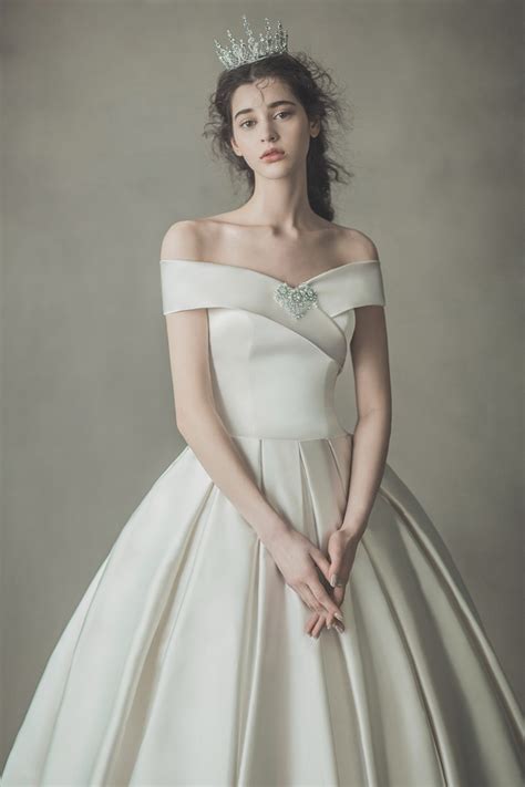 신부가 이맘때쯤 딱 입기 좋은 실크 드레스 대여 브랜드추천 아이웨딩