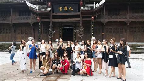 第二届渝东南生态民族旅游文化节在彭水开幕 快看“千人闪拍”“中国网红达人”彭水行