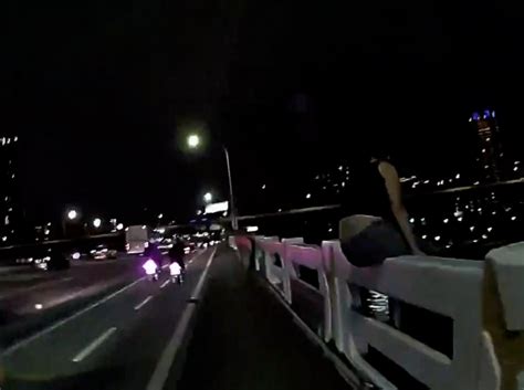 女子情緒不穩欲跳橋 三重警及時攔阻憾事