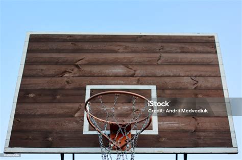 농구 후프 금속 그물 및 푸른 하늘 배경에 게임을 위한 나무 백보드 야외 농구 코트 길거리 야외 운동장의 레크리에이션 스포츠 장비 거리의 놀이터 가장자리에 대한 스톡 사진