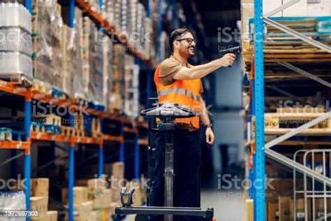 창고에 Qr 및 바코드 스캐너가있는 지게차 스캔 상자에 웃는 감독자 바코드 스캐너에 대한 스톡 사진 및 기타 이미지 바코드