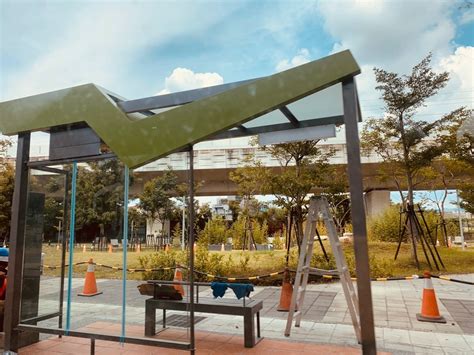 台中城 Taichung 位在捷運松竹站旁正在新蓋的公車候車亭，其造型似乎配合捷運站體外牆，以編織之絲絹為主題來相