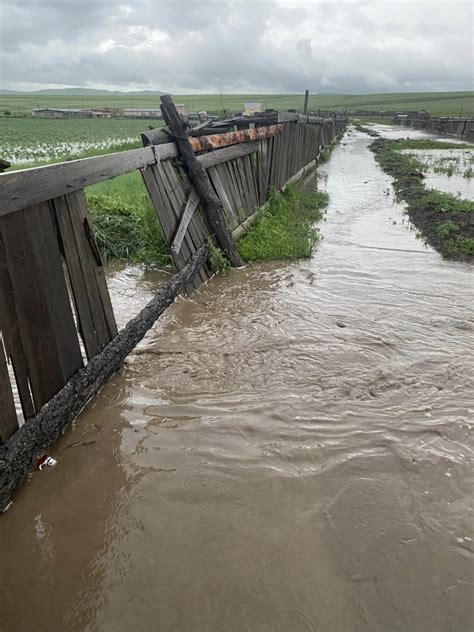 Сэлэнгэ Мандал сумын иргэд үерт автаж хүнд нөхцөлд байна