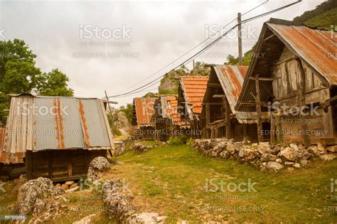 역사 고 대 전통적인 오래 된 나무 음식 저장 헛간 Kas Mugla 터키 페티예 사이 보도 걷는 유명한 리키아도 Pedesterian에 의해 Gokceoren 마을에