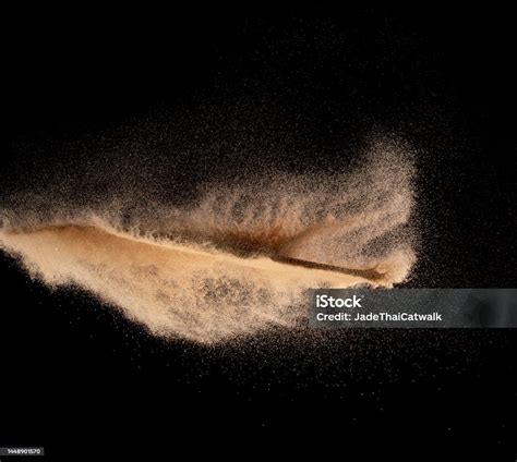 작은 크기의 좋은 모래 비행 폭발 황금 곡물 파도가 폭발합니다 추상 구름 비행 노란색 모래가 공기 중에 실리카를 튀깁니다 검은색 배경 격리된 고속 셔터 프리즈 샷 던지기