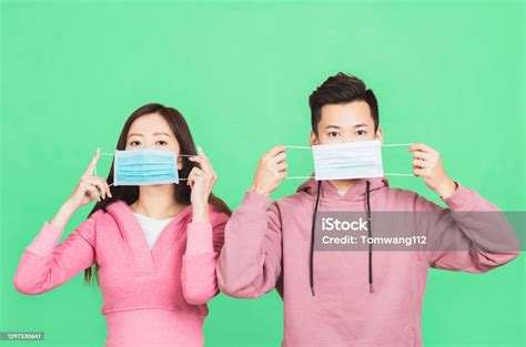보호 얼굴 마스크를 착용 젊은 부부 독감 및 코로나바이러스 예방 개념 20 24세에 대한 스톡 사진 및 기타 이미지 20 24세 25 29세 2명 Istock