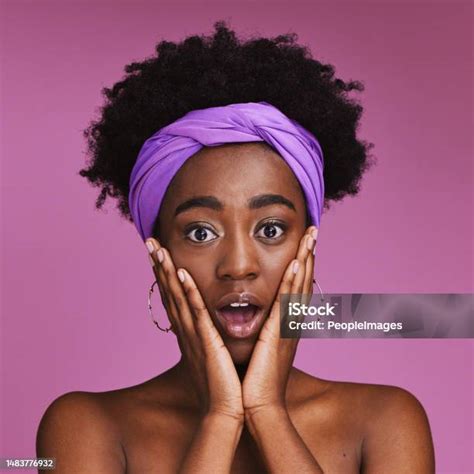 아름다움 스킨케어 충격 보라색 배경에 고립된 얼굴에 손을 얹은 흑인 여성의 초상화 놀라움 와우 페이셜 화장품 또는 스튜디오에서