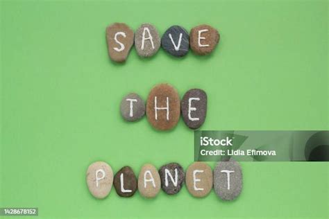 녹색 배경에 자갈에서 행성 문자를 저장합니다 생태학적 친환경적 폐기물 제로 자연 엽서 배너 0에 대한 스톡 사진 및 기타 이미지 Istock