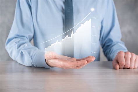 긍정적 인 이익 성장과 그래프를 들고 사업가 남자 계획 그래프 성장과 그의 사업에서 차트 긍정적 인 지표의 증가더 많은 수익성과 성장 개념에 대한 스톡 사진 및 기타 이미지