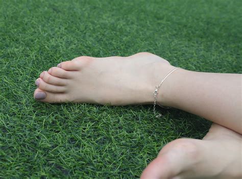 Pary学生模拍 No005 使出混身解数终于哄得表妹拍了套吊带美脚图 微图坊