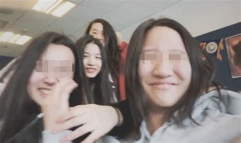 汪峰大女儿与女同学拍视频：害羞遮脸超可爱，成熟妩媚像葛荟婕