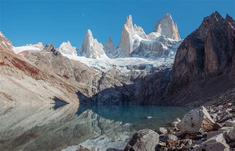 집 밖의 감기 거울 같은 겨울 경치 경치가 좋은 고요한 고요함 관광 광야 깨끗한 남아메리카 눈 눈이 내리는 모험 바위로 된 반사 봉우리