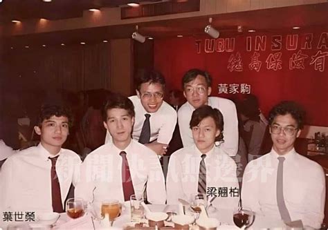 新聞快訊無邊界 1986年，黃家駒、葉世榮、梁翹柏在同一家保險公司當職員，在當年的周年晚宴上，三個人拍攝了一張大合照。 當初beyond剛