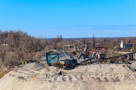 바위 분쇄기 기계 분쇄 기계 화강암 채석장에서 분쇄 화강암 자갈 돌을 전달 분쇄 된 돌과 자갈가공 공장 광산 장비 0명에 대한 스톡 사진 및 기타 이미지 Istock