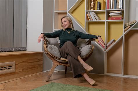 여자는 의자 소녀 비즈니스 사무실 젊은 의자 아름다움 백인 행복 라이프 스타일 의자에 앉아있다 포즈 는 즐거운 즐길 수 긍정적인 감정 표현에 대한 스톡 사진 및 기타 이미지