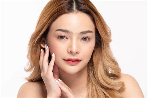 아름다운 아시아 젊은 여자 감동 부드러운 뺨 미소 와 깨끗 한 신선한 피부 행복과 쾌활 한 긍정적인 감정 흰색 배경에 고립 된 뷰티 화장품 및 얼굴 치료 개념 건강관리와