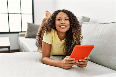 Joven Latina Sonriendo Confiada Usando El Panel T Ctil En Casa Foto Premium