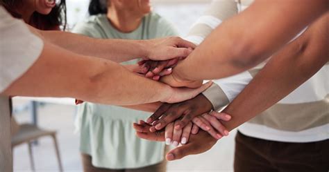 사무실 사업가 그리고 동기 부여 팀 빌딩 및 스타트업 지원을 위해 손을 모으십시오 협업 직원 및 디자이너와 함께 합의 연대 목표를 위한 스택을 클로즈업으로 20 24세에