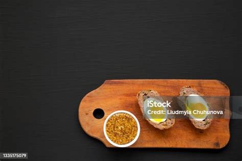 검은 표면에 소박한 나무 보드에 수제 스카치 계란 상단 보기 위에서 플랫 평지 오버헤드 공간을 복사합니다 스카치 에그에 대한 스톡 사진 및 기타 이미지 Istock