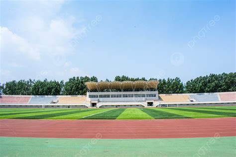 푸 른 하늘 아래 축구 경기장 배경 축구 초록 녹지 배경 일러스트 및 사진 무료 다운로드 Pngtree