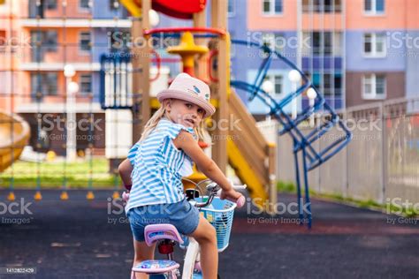도시 공원에서 야외에서 자전거를 타는 여름 모자를 쓴 어린 아이의 뒤에서 카메라를 보며 돌아 섰다 4 5세에 대한 스톡 사진 및 기타 이미지 Istock