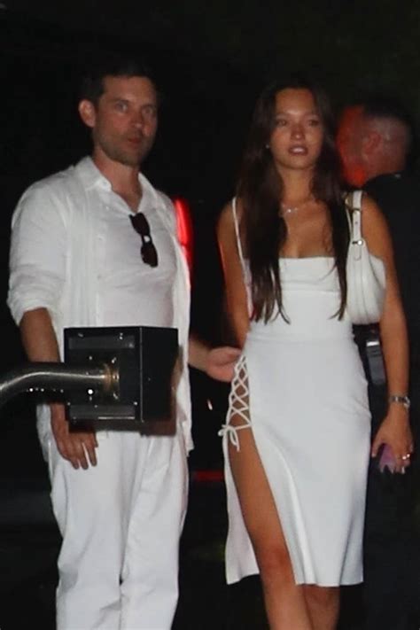 Tobey Maguires Ex Wife Reacts To Pics Of Him With Model