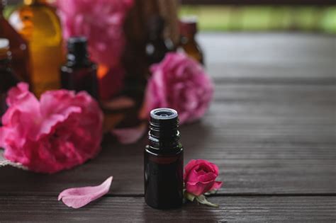 장미 에센셜 오일과 신선한 꽃 병이 나무 테이블에 놓여 있다 장미 팅크 의 작은 유리 병 텍스트를위한 공간 제품 장소 건강관리와 의술에 대한 스톡 사진 및 기타 이미지