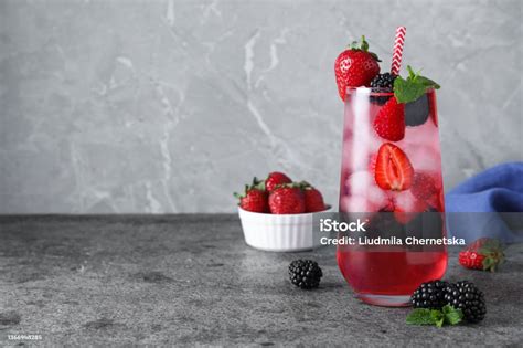 회색 테이블에 소다 물 민트와 블랙 베리맛있는 딸기 레모네이드 텍스트 공간 신선한 여름 칵테일 각얼음에 대한 스톡 사진 및 기타 이미지 Istock