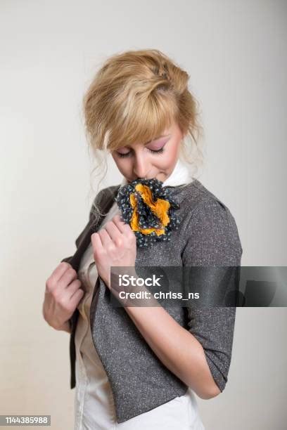 꽃을 냄새가 흰색 벽 앞에 흰색 셔츠 위에 꽃과 반짝이는 재킷을 입고 아름 다운 여성 모델 초상화 T 셔츠에 대한 스톡 사진 및 기타 이미지 Istock