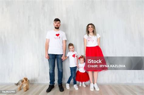 성 발렌타인 데이에 작은 개와 함께 행복한 가족 가족 초상화 가족에 대한 스톡 사진 및 기타 이미지 가족 밸런타인데이 선물 Istock