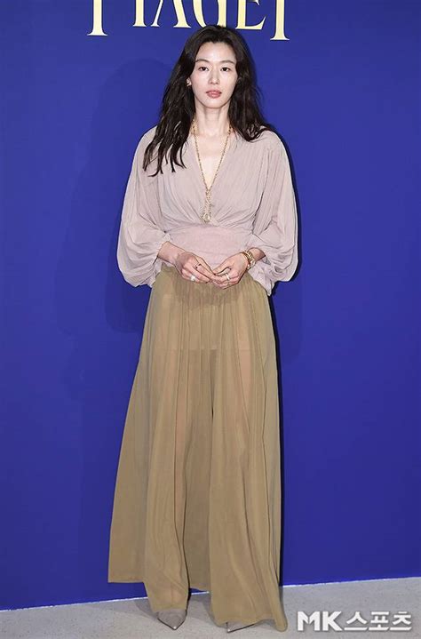 전지현 세상 혼자 사는 이기적 미모 두 아이 엄마의 과감한 시스루 롱스커트룩