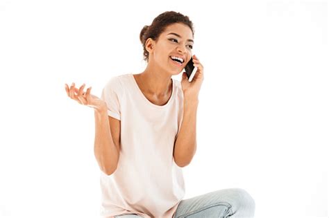 흰색 배경에 고립 된 캐주얼 미소와 휴대 전화로 말하는 혼합 인종 여성의 사진 말하기에 대한 스톡 사진 및 기타 이미지